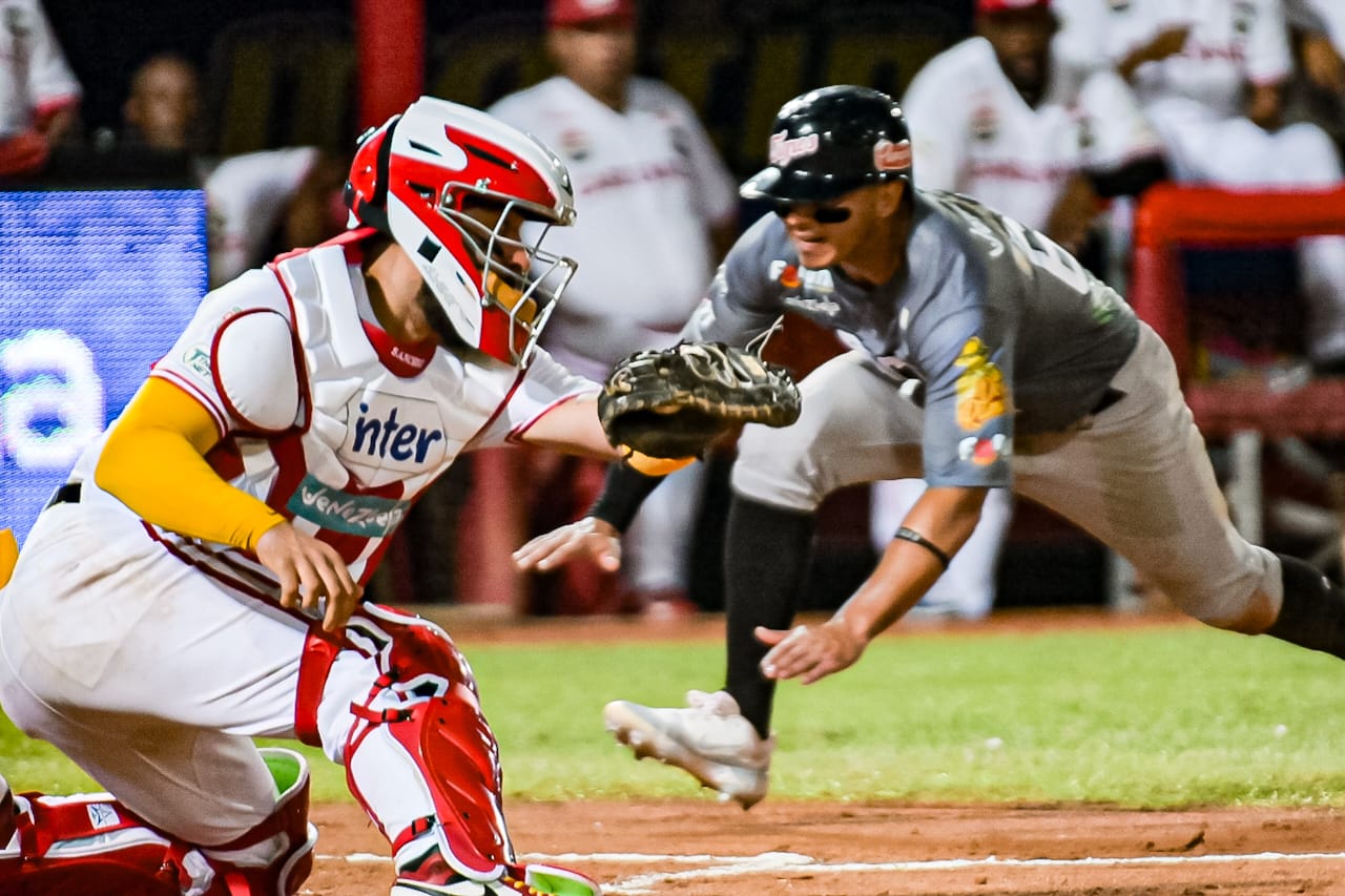 CARDENALES CAE ANTE LOS BENGALÍES EN CASA - Cardenales de Lara B.B.C